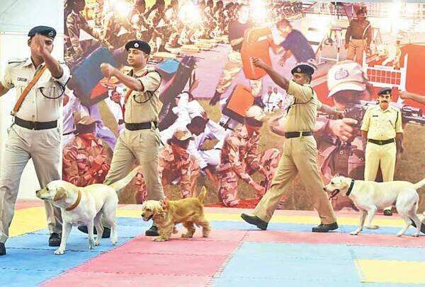 CISF awes with arms training, and ’awws’ with canine squad! | Events ...