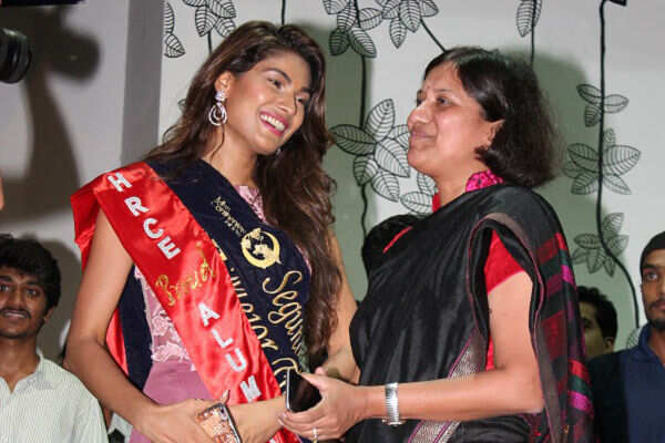 Teachers come forward in support of Lopamudra - Times of India