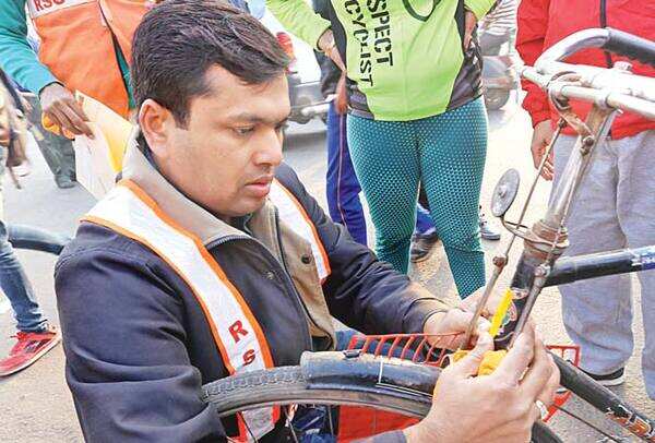 Gurgaon’s RSOs help cyclists fight invisibility on the road | Gurgaon ...