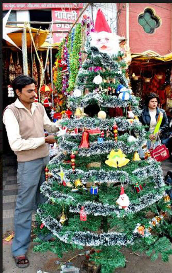 Christmas In Market: Hectic buying for Christmas in market | Prayagraj ...