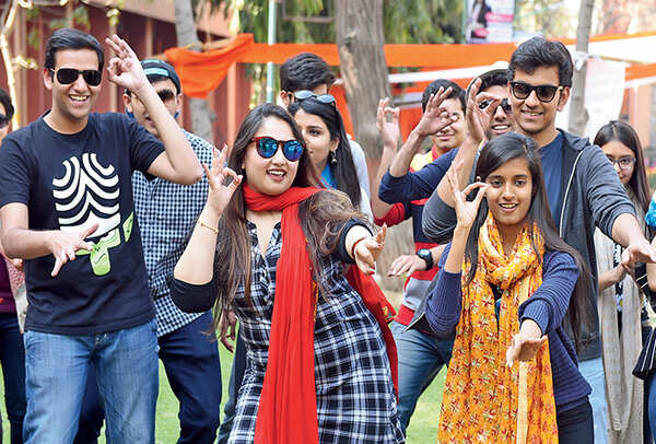 Venky puts on kala chashma for a filmi fest | Delhi News - Times of India