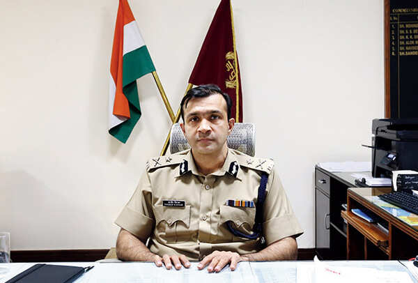 Gurgaon top cop pitches in to keep the show going | Gurgaon News ...