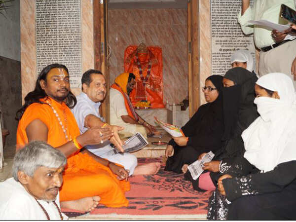 Muslim Women: Triple talaq: Muslim women recite Hanuman Chalisa, seek divine help | Varanasi ...