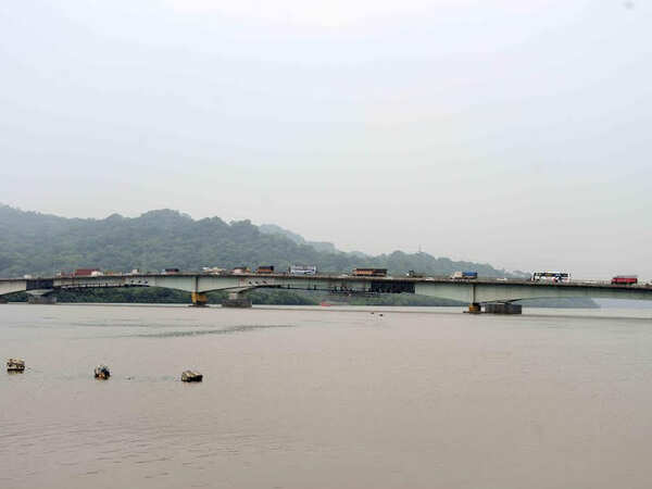 Versova Creek Bridge: Gujarat-bound Versova bridge opens for vehicles ...