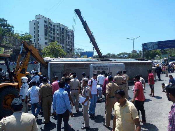 Bus Accident In Mumbai: Mumbai: Marriage reception bus toppled hitting ...