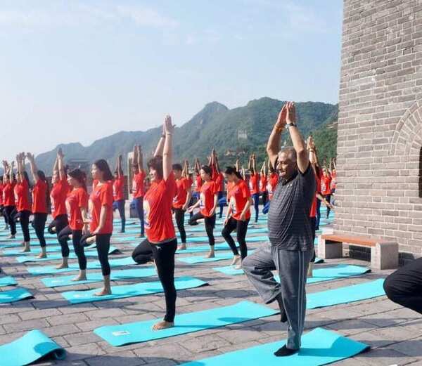 China celebrates yoga day at Great wall of China - Times of India