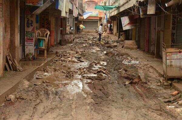 Gujarat floods: Dhanera sinks in muck, stench, rot | Rajkot News ...