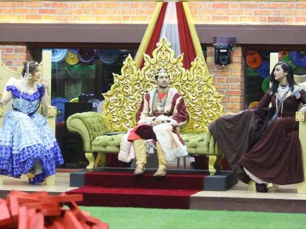 Bigg Boss 11 Day 9 highlights: Puneesh kisses Bandagi on her cheek ...