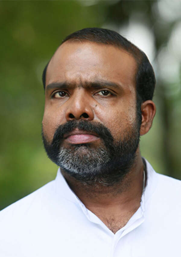 Churuli Movie Review: A 'thriller' that goes in circles