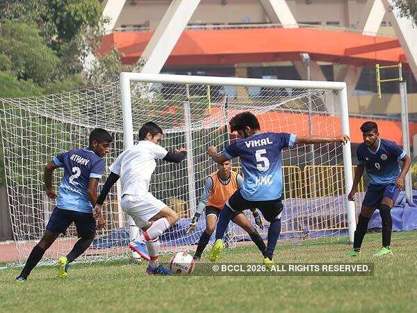 KMC coach gets in a fist fight with the referee during friendly match ...
