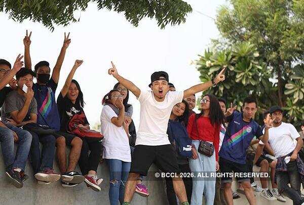 KMC coach gets in a fist fight with the referee during friendly match ...