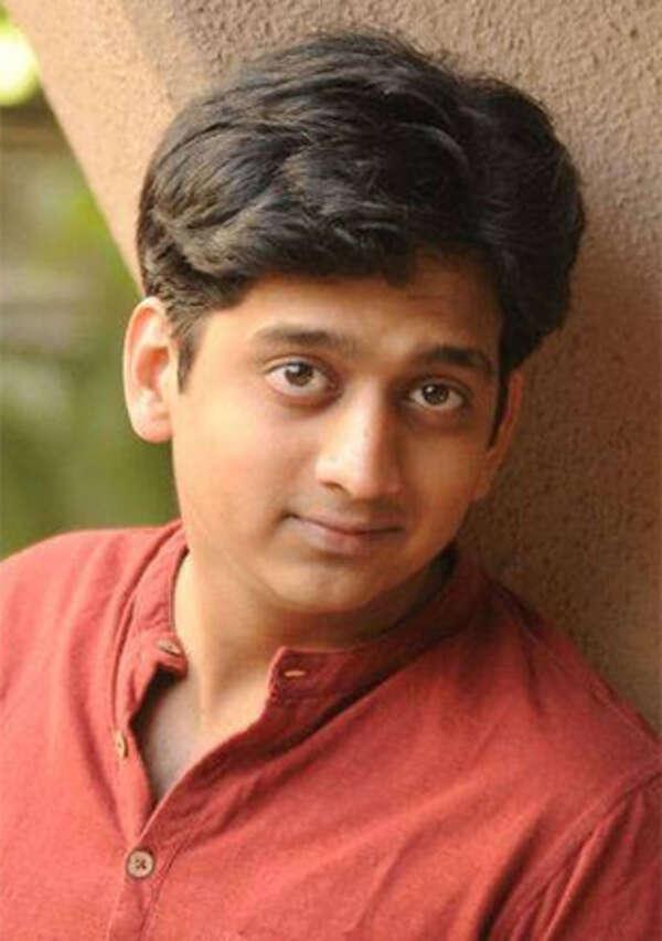 Fussclass Dabhade Movie Review: A story of relationships, communication ...