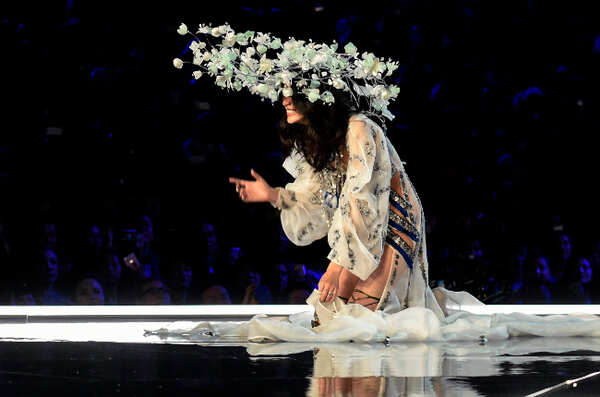 Victoria's Secret model falls on the ramp and her classic recovery has ...