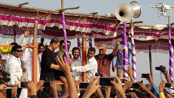 Akshay Kumar takes a break from 'Kesari' shoot and spends three hours ...