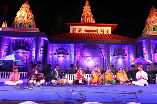 Artistes from Gujrat perform Rathwa and Matki at Malwa Utsav | Events ...