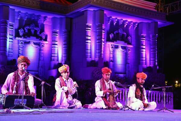 Artistes from Gujrat perform Rathwa and Matki at Malwa Utsav | Events ...