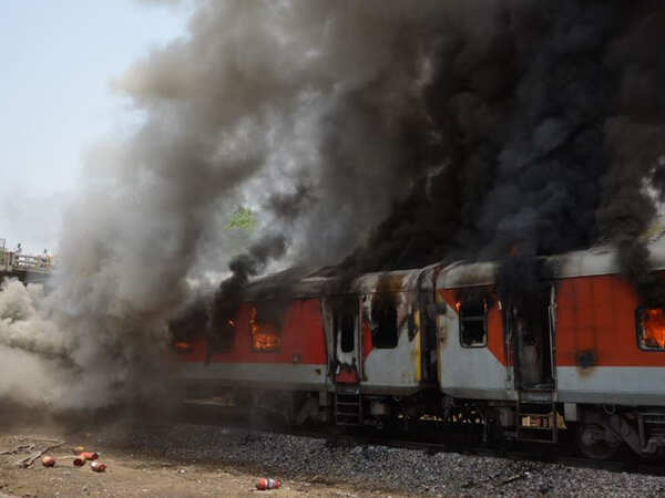 AP Express: Delhi-Vizag AP Superfast Express catches fire in Gwalior ...