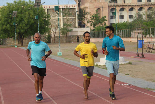 12 hours of barefoot running by Jaipur runners Ganesha and Dharmesh ...