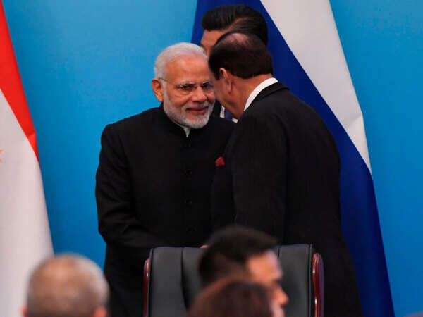 PM Modi, Pak President Mamnoon Hussain shake hands at SCO Summit ...