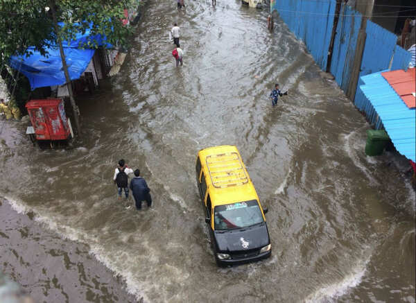 Mumbai: Heavy rains lash Mumbai; lead to waterlogging, traffic disruptions | Mumbai news ...