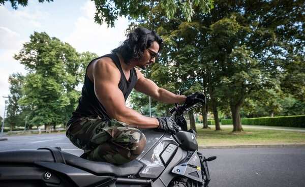 Harshvardhan Rane explores London on a motorcycle! | Hindi Movie News ...