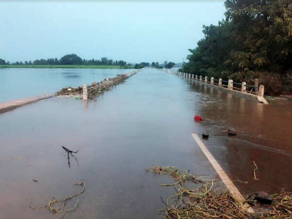 Karnataka Floods: Karnataka: Traffic on NH 766 diverted following ...