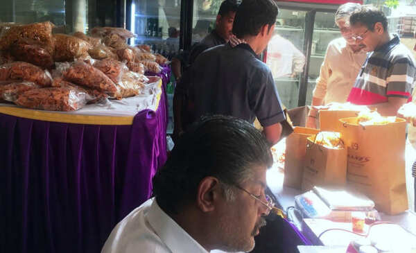 Diwali-Mumbaikars: Mumbai: Matunga sweetmeat shops do brisk business ...