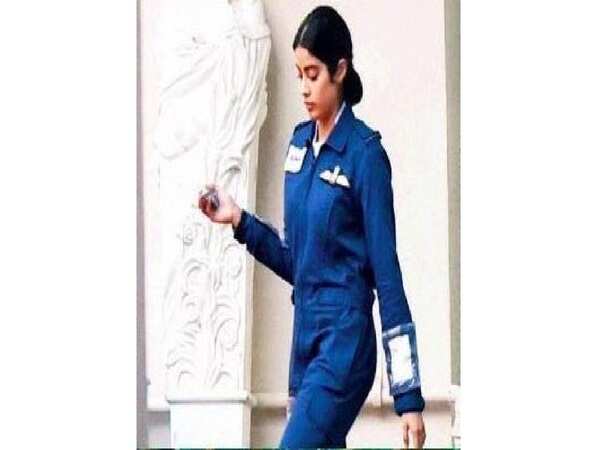 Photo: Janhvi Kapoor's first look as Gunjan Saxena - India's first female combat aviator | Hindi ...