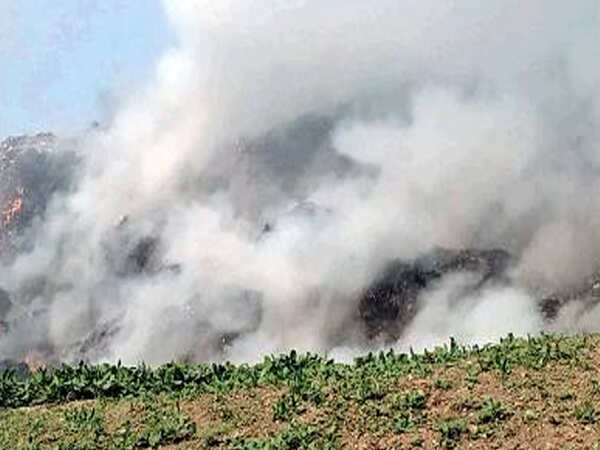Kolkata chokes as Dhapa fire rages unchecked for five years | Kolkata ...