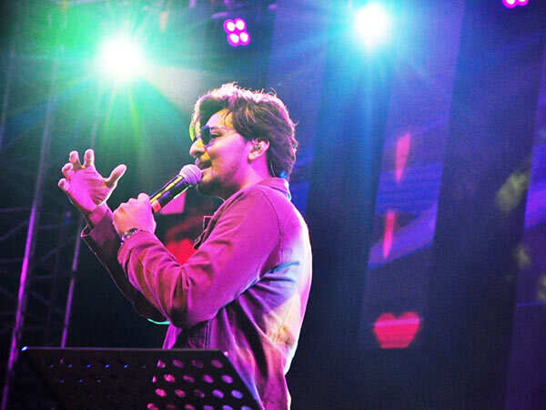 Singer Darshan Raval wows the audience with his songs | Events Movie ...