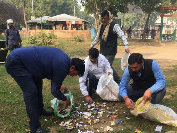 Residents clean parks in Greater Noida | Noida News - Times of India