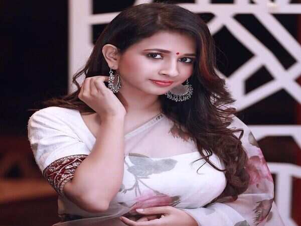Sandalwood’s leading ladies show you how to flaunt florals | Kannada ...