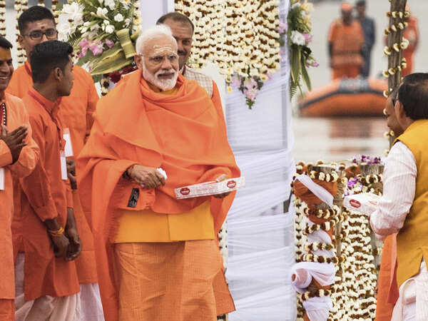 PM Narendra Modi takes a dip, attends aarti at Kumbh | Prayagraj News ...
