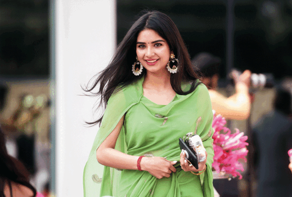 Bhavana Reddy, daughter of Raja Radha and Kaushalya Reddy, ties the ...