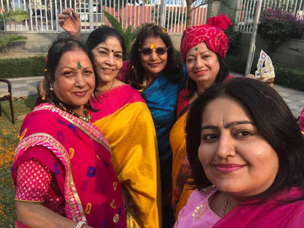 Jaipur ladies play dry Holi with each other at this pre-Holi bash ...