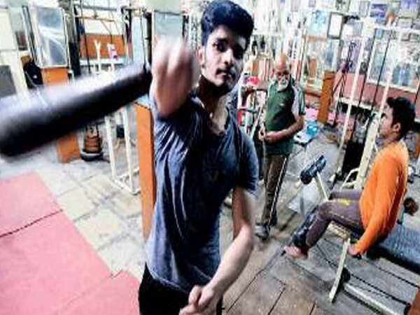 In old-school gyms, body-shaping still banks on metal, unconventional ...