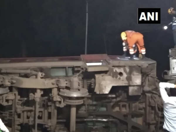 Poorva express accident: Howrah-New Delhi Poorva Express derails near ...