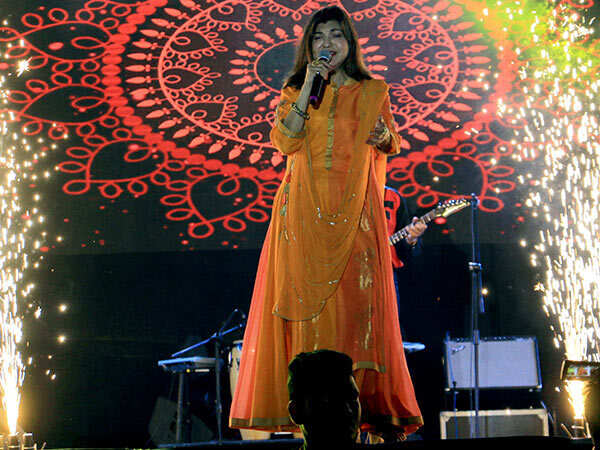 Singer Alka Yagnik enthralls fans at this event | Hindi Movie News ...
