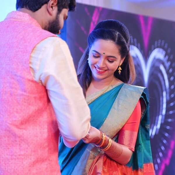 Singer Shamika Bhide gets engaged to Pune-based music composer Gaurav ...