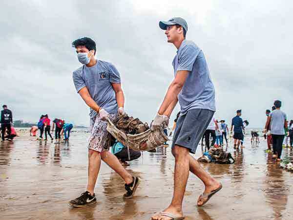 Mumbaikars set out for a beach clean-up drive on Independence Day ...