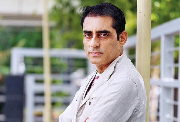 Helping Kashmiri students is beyond politics, say filmmaker Rahul ...