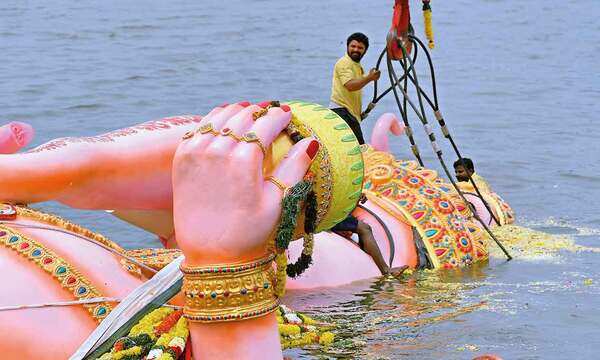 Hyderabadis bid adieu to ‘sabse bada bappa’ | Events Movie News - Times ...
