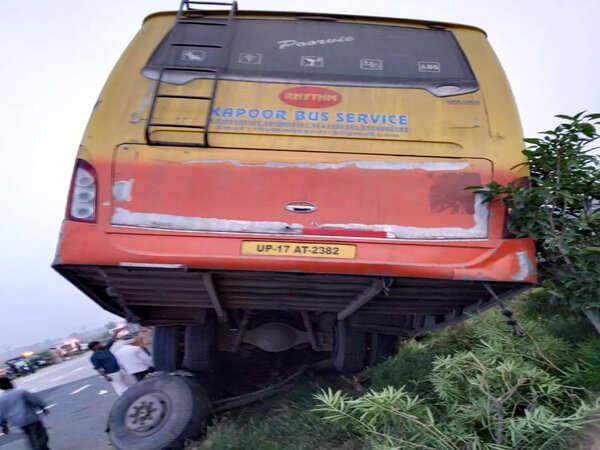 Bus hangs from railing on Yamuna e-way flyover, 10 injured | Agra News ...