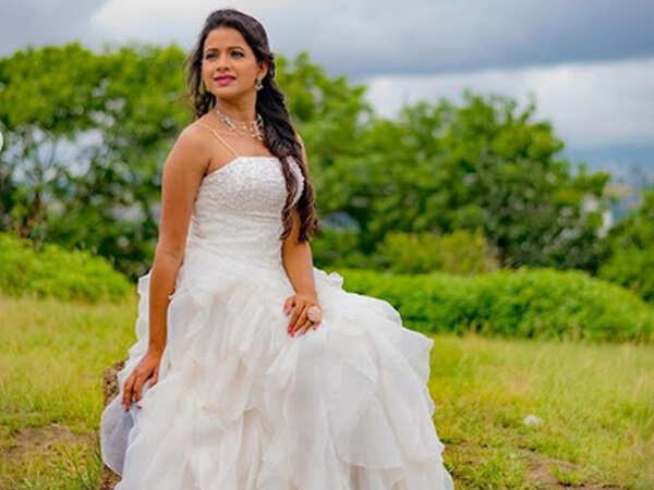 Mayuri Wagh looks like a vision in white in her latest photoshoot ...