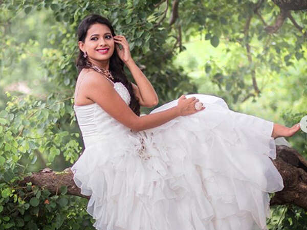 Mayuri Wagh looks like a vision in white in her latest photoshoot ...