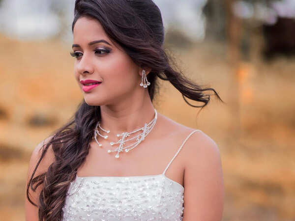 Mayuri Wagh looks like a vision in white in her latest photoshoot ...