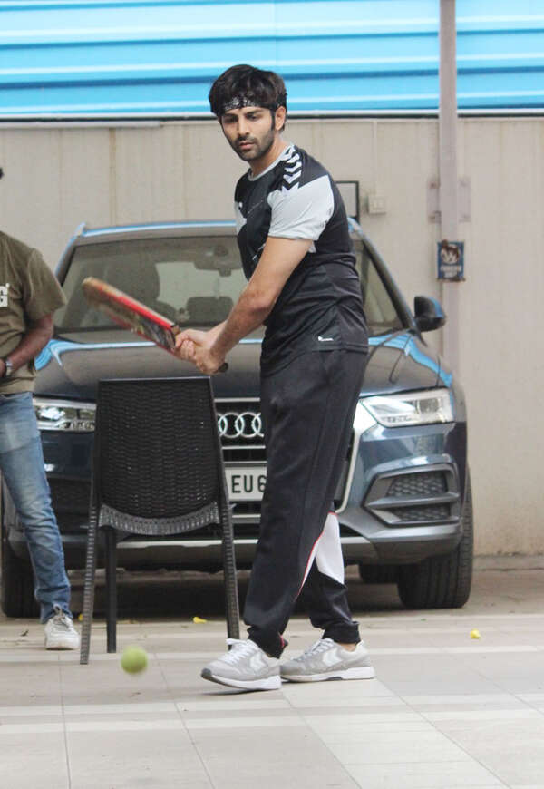 PHOTOS: Kartik Aaryan enjoys a game of cricket with his father | Hindi ...