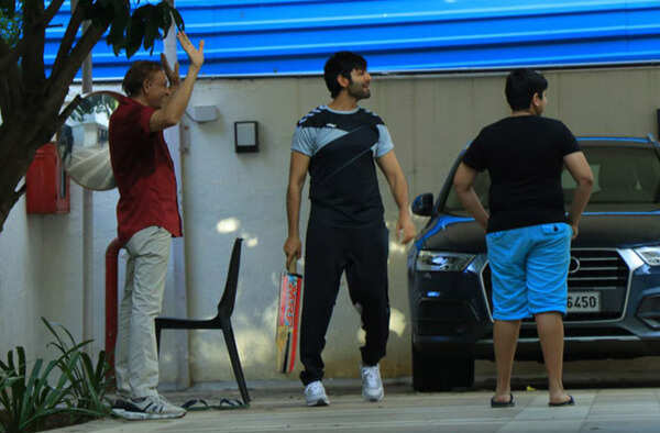 PHOTOS: Kartik Aaryan enjoys a game of cricket with his father | Hindi ...