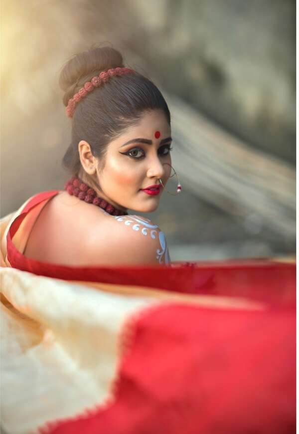 Amp up your Durga Puja look with laad-paad-sada saree - Times of India