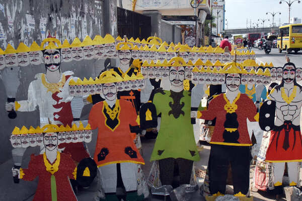 Six-pack abs and trimmed beard, Ravan effigies get a modern twist in ...